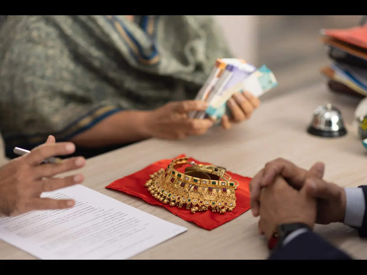 How can I transfer or gift 800 grams of gold to my daughters?