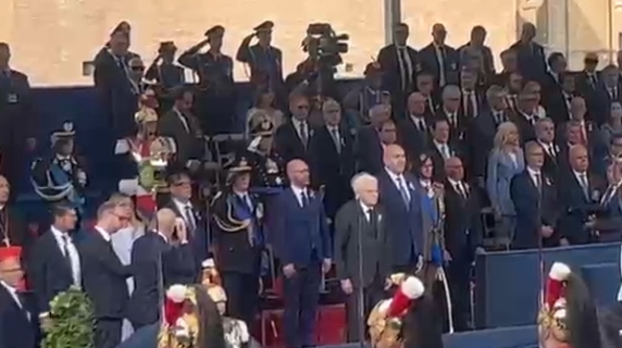 Festa della Repubblica, il saluto al presidente Mattarella: la folla ...