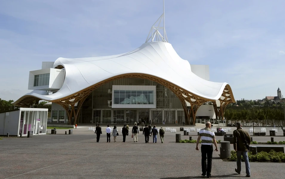 French museum files complaint after banana theft
