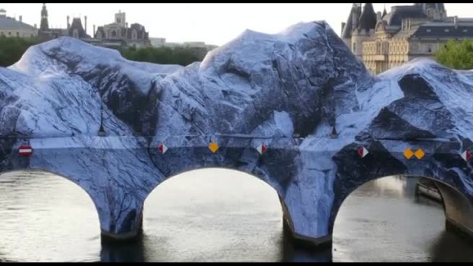Parigi, il Pont Neuf si trasforma in una gigantesca caverna