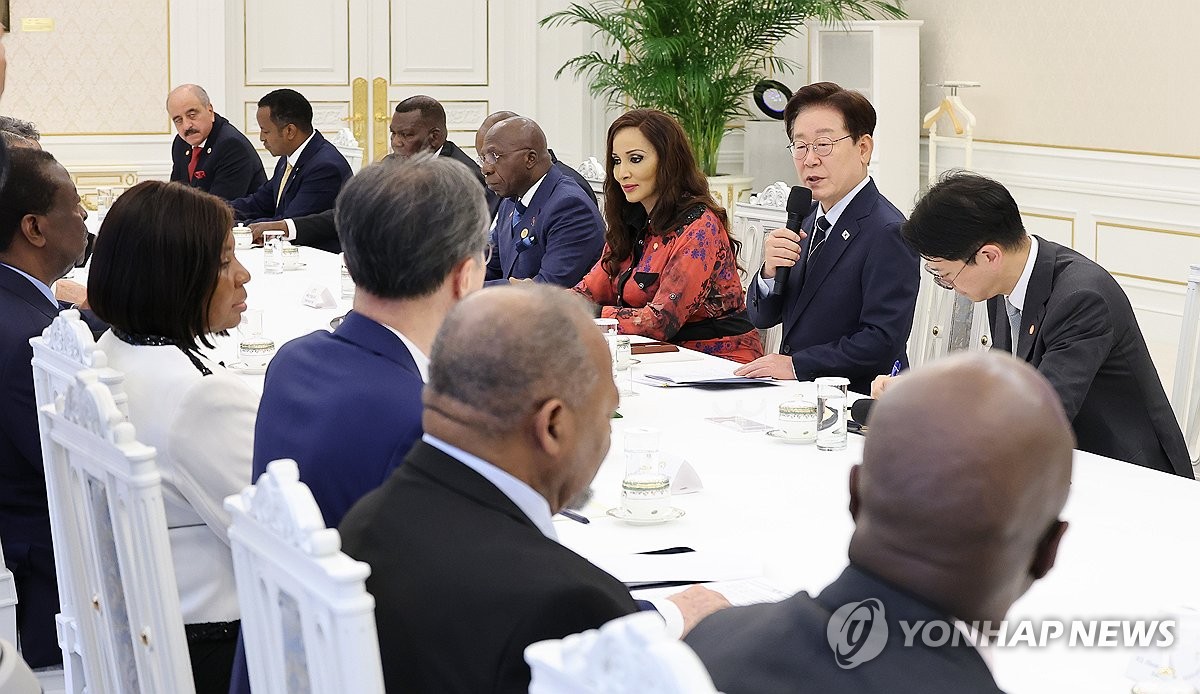 Lee meets foreign ministers from Africa