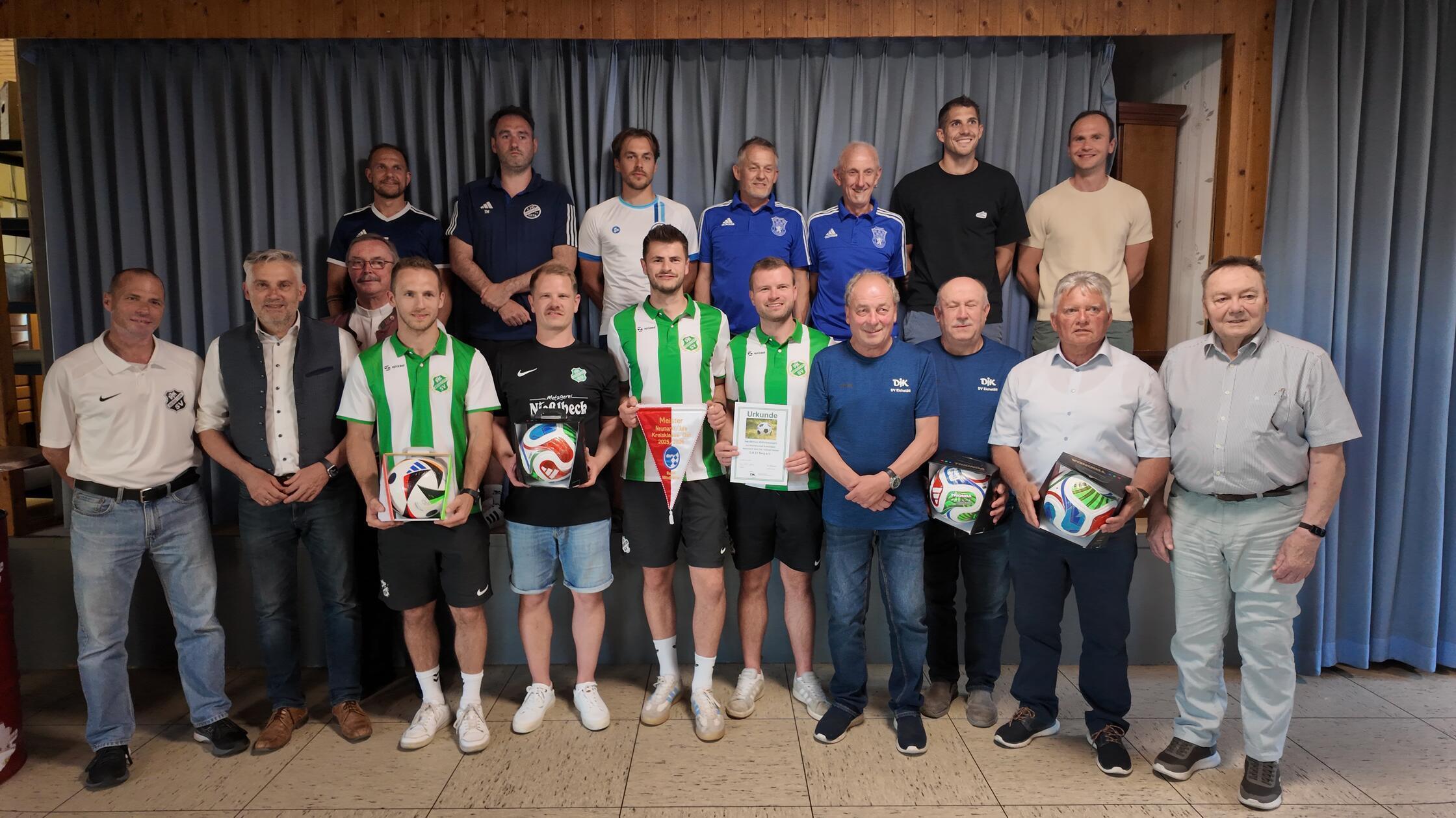 Große Freude beim DJK Berg: Der Verein steigt in die Kreisliga auf