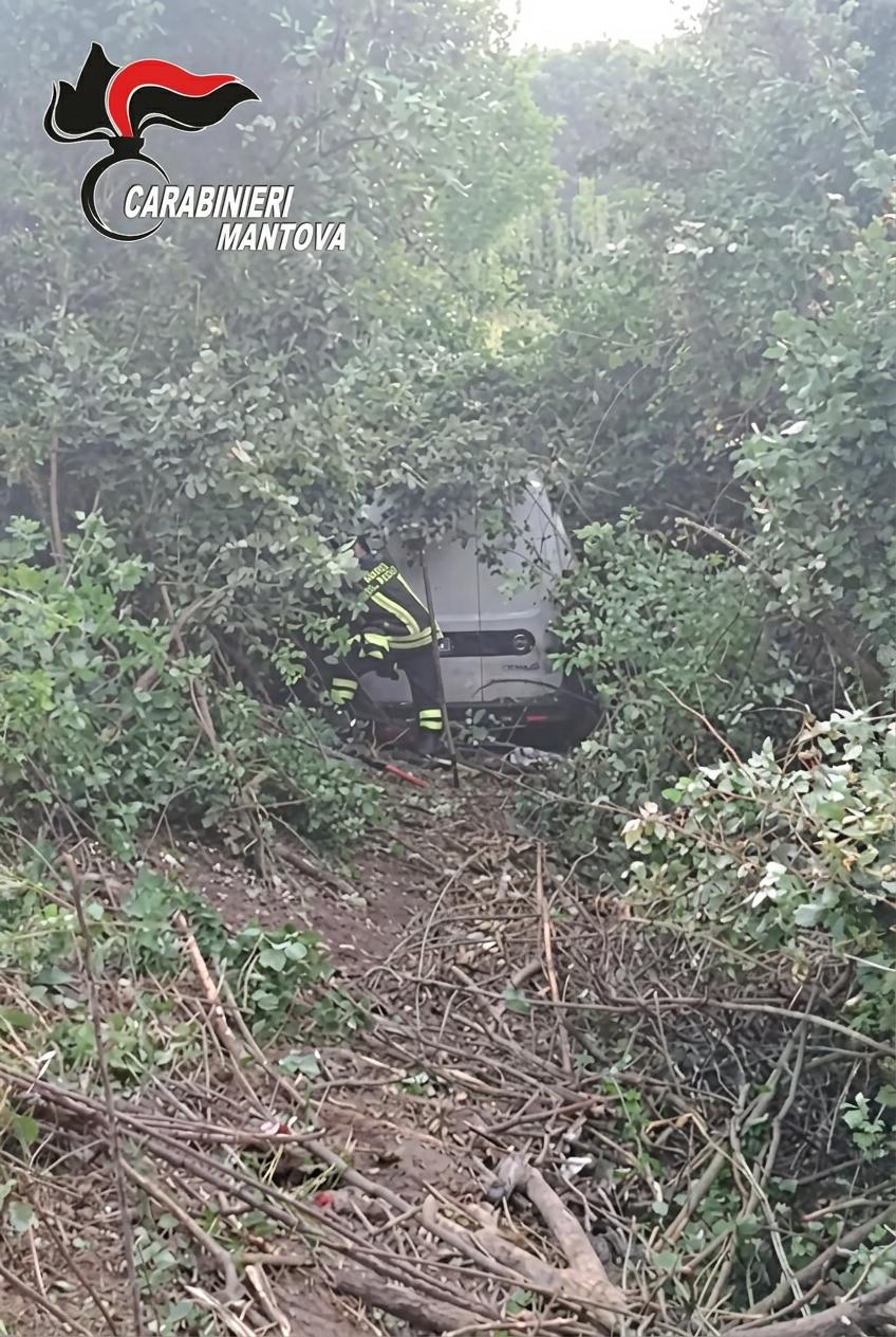 Incidente a Bozzolo, fora uno pneumatico e finisce nei campi: ferita ...