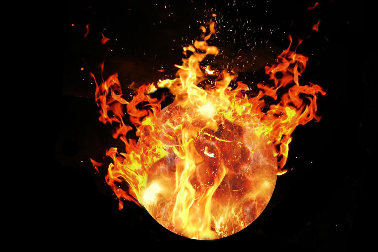 Florida rocket fireball erupts into giant mushroom cloud after ...