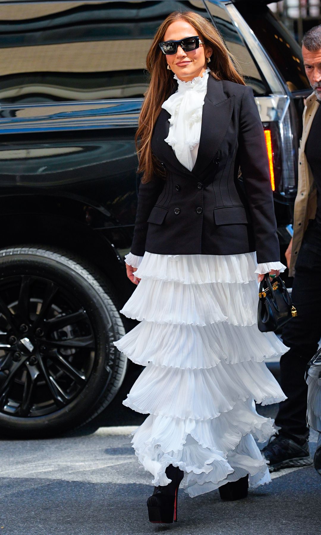 Jennifer Lopez sorprende en Nueva York con dos looks opuestos: del ...