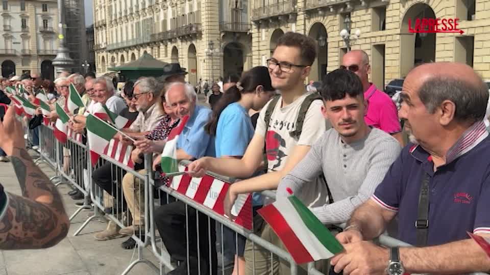 2 giugno, l'alzabandiera a Torino. Il prefetto legge il messaggio di ...