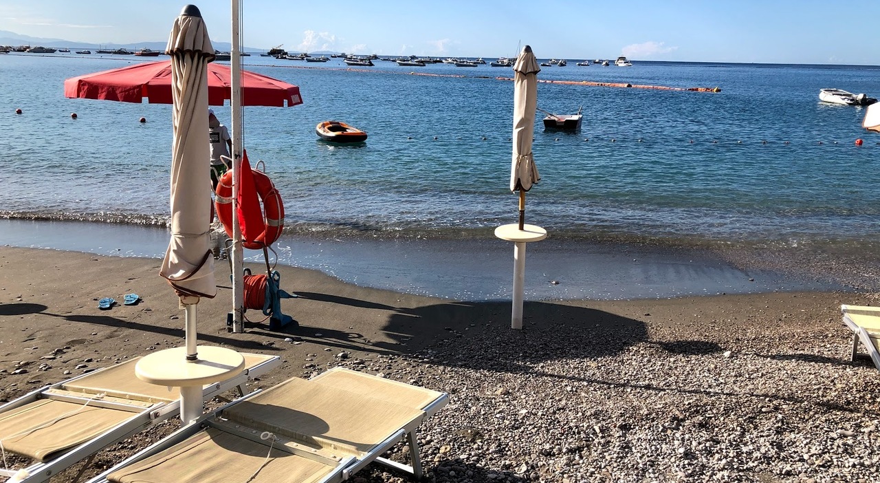 Malore fatale mentre si trova in spiaggia, muore 79enne