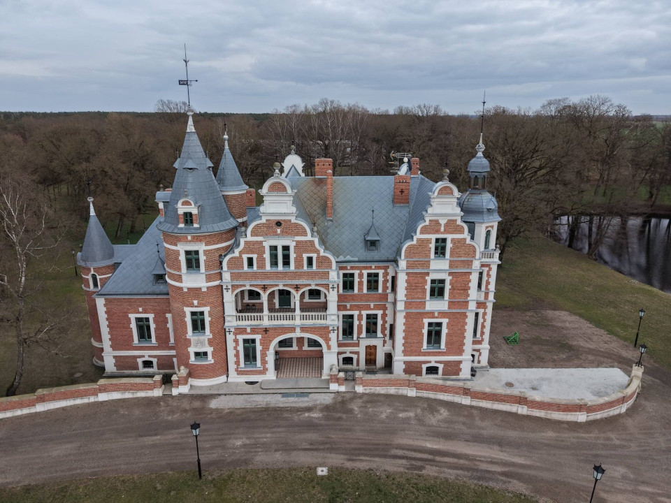 Zapomniana rezydencja czy ukryty skarb? Bajkowy Pałac w Kobylnikach ...