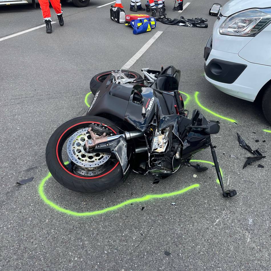 Motorradfahrer (32) wird bei Sturz schwer verletzt