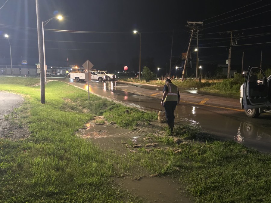 Water main break closes West Coliseum Boulevard in Fort Wayne
