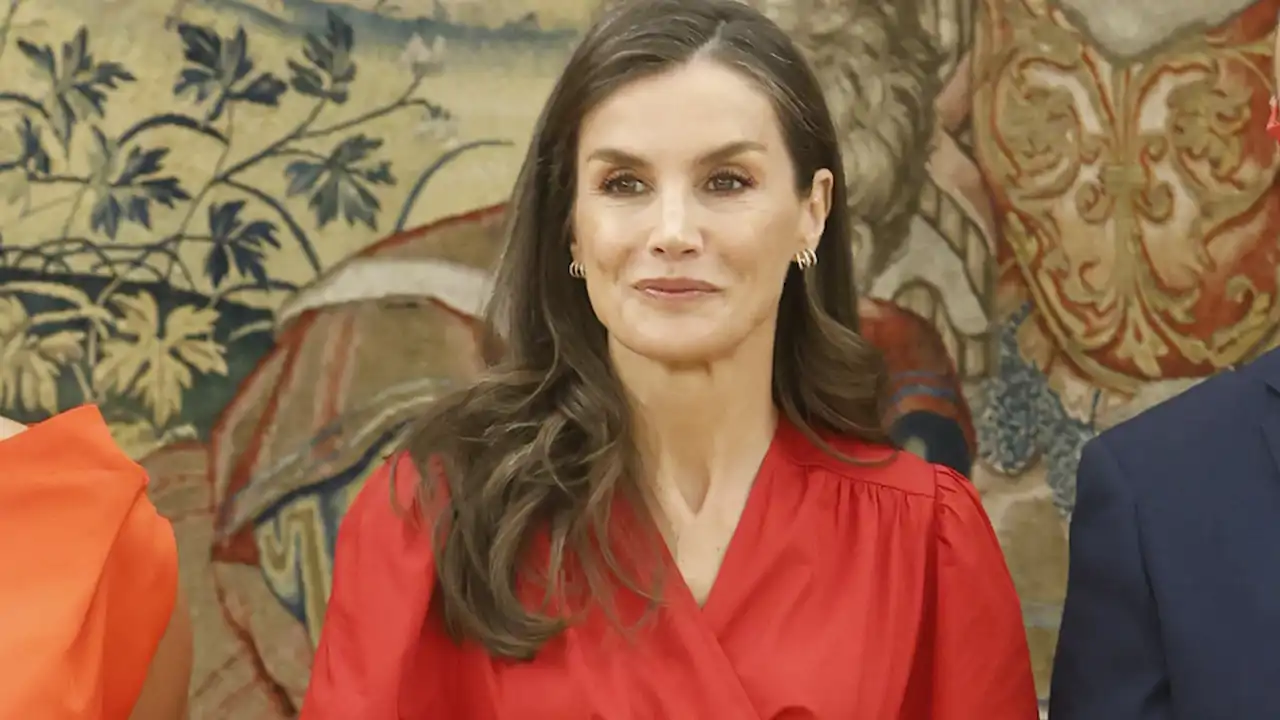 La reina Letizia deslumbra con un vestido envolvente de & Other Stories ...
