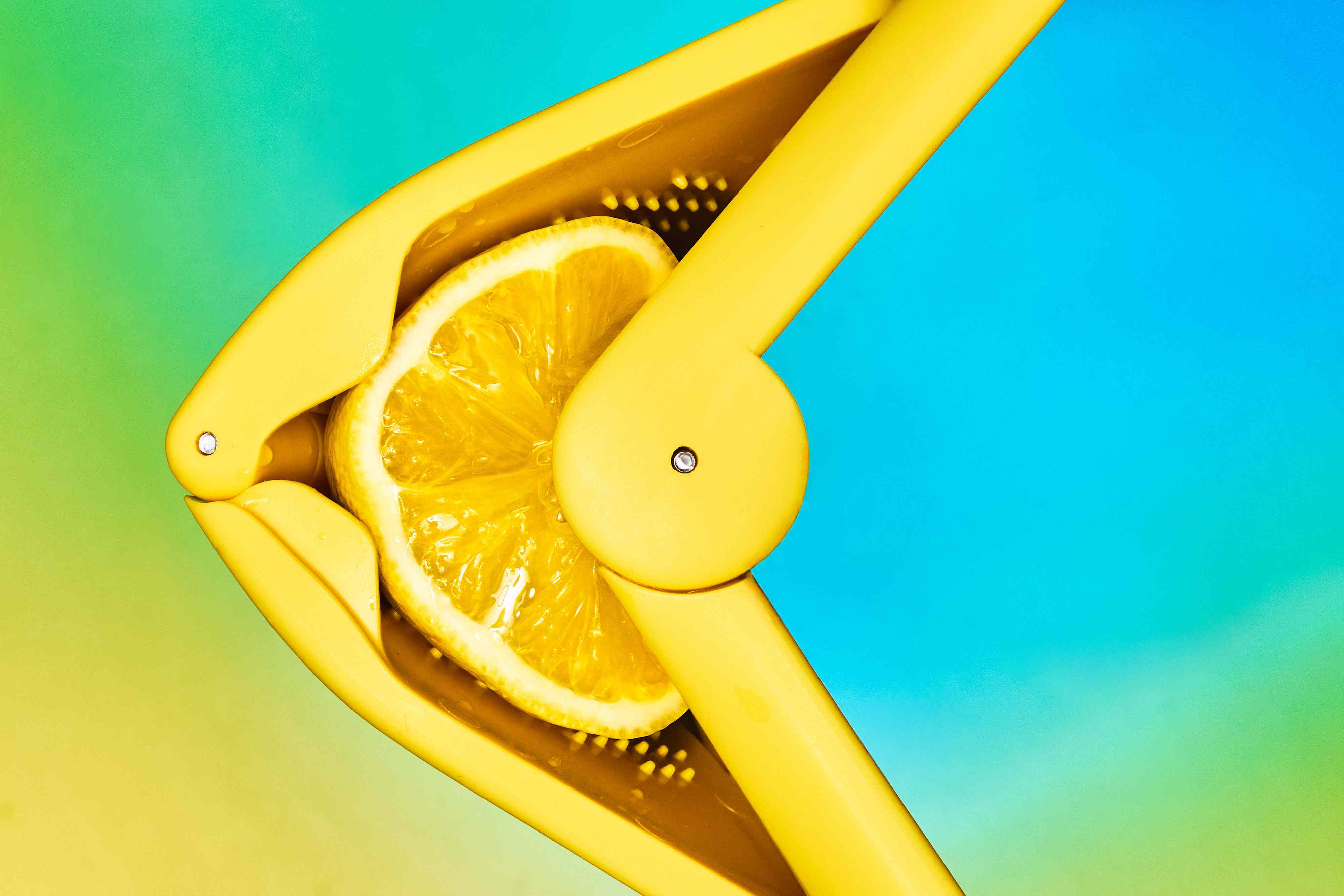 This $20 lemon juicer outsmarts every other model we’ve tried