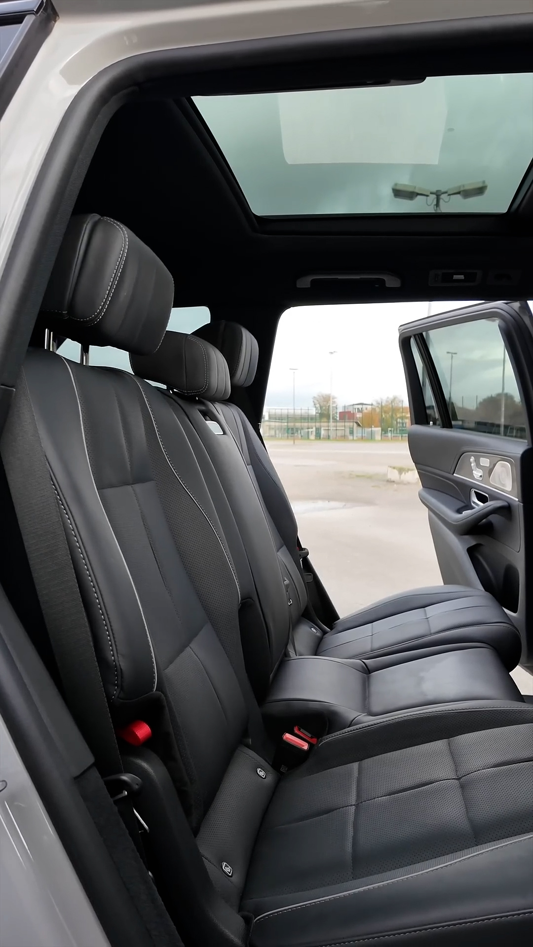 Details of the Mercedes GLS folding seat system