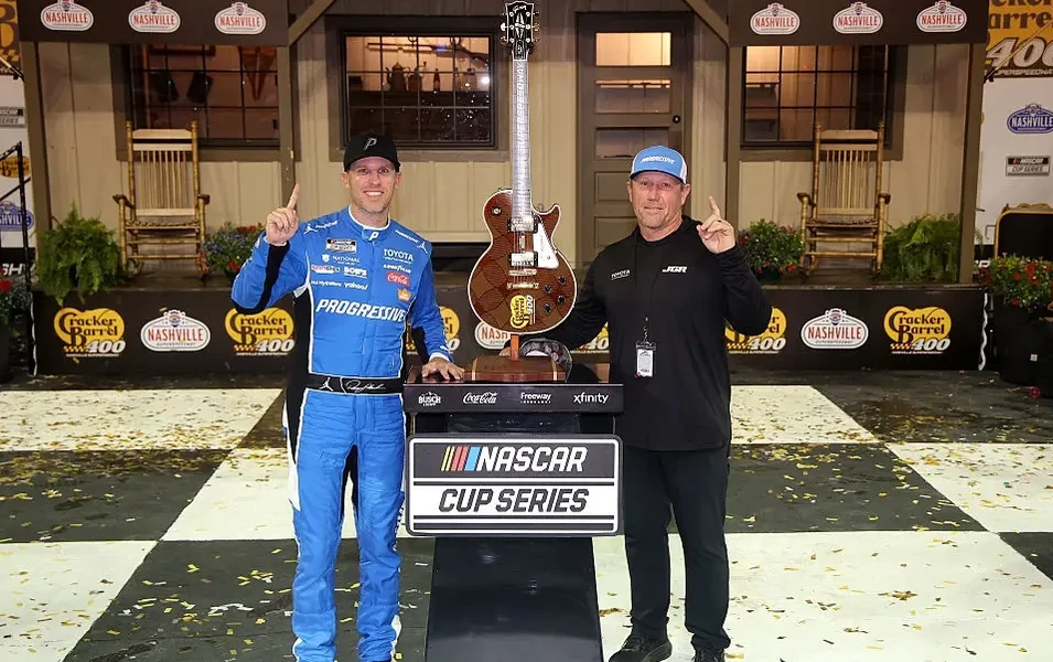Hamlin's Nashville win tightens title race with Reddick