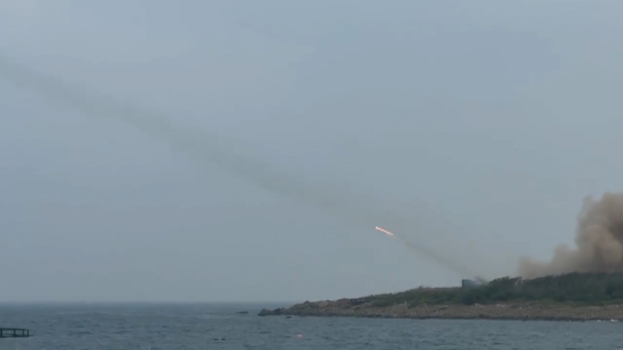 Taiwan's army holds unscripted live-fire drills in south