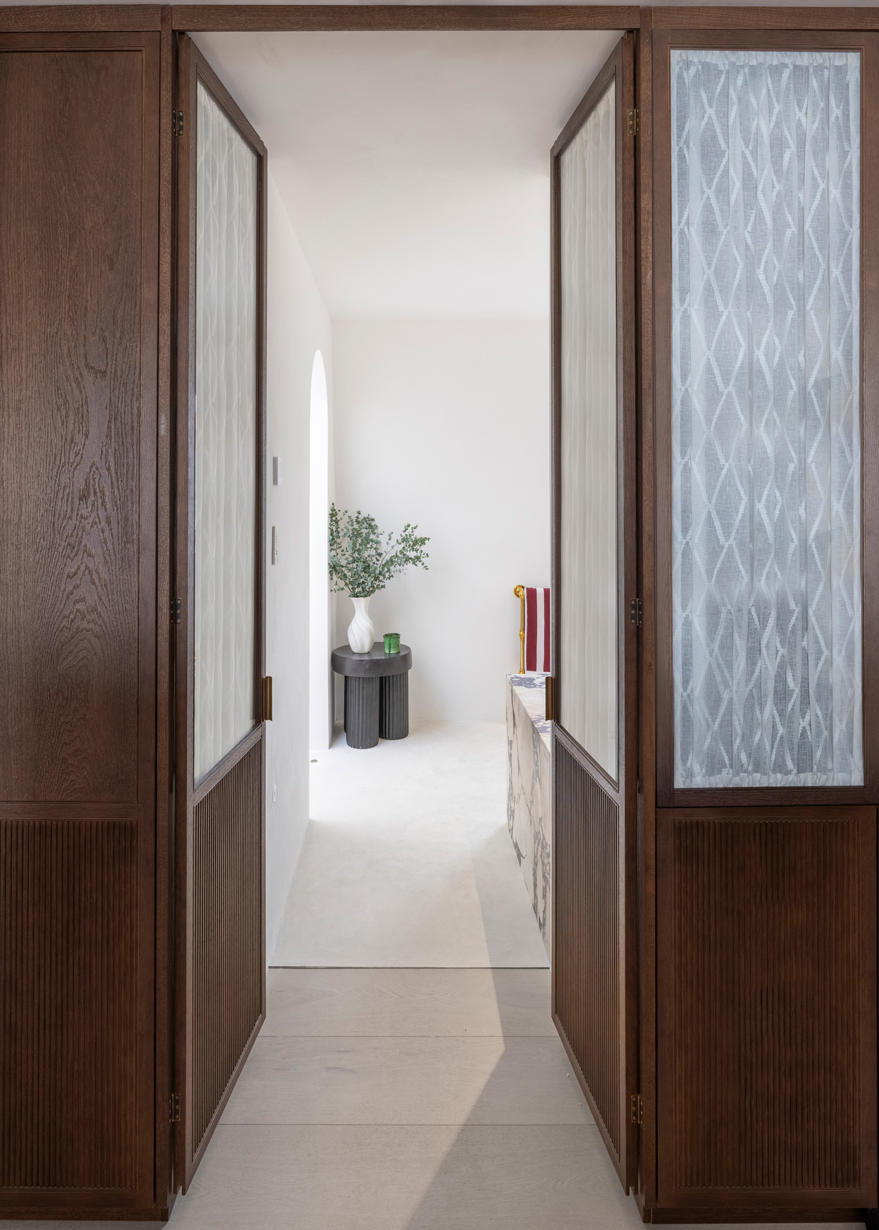 3 colors designers would never pick for an ensuite bathroom, and why ...