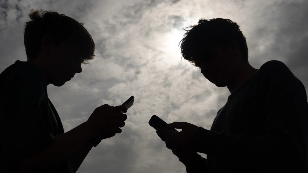 Experts urge daily outdoor hour to counter screen-related risks