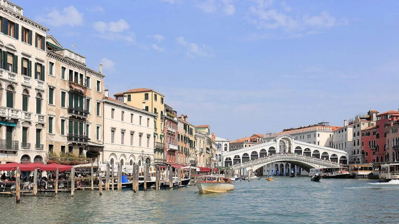 Which famous city is made up of 118 small islands in Italy and attracts ...