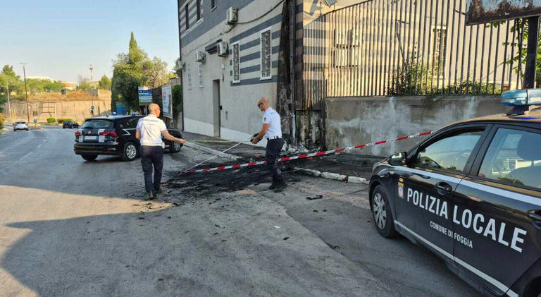 Auto si schianta contro una palazzina e prende fuoco: quattro ragazzi ...