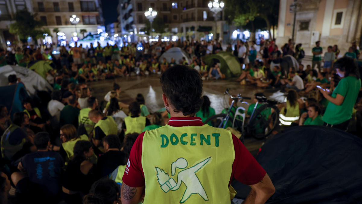 Más de 200 docentes acampan en València contra el "hermetismo y ...