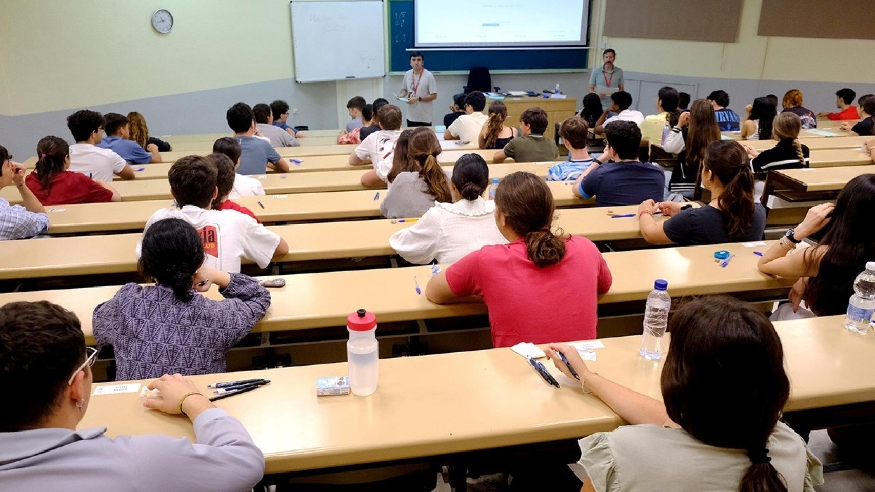 Sevilla examina a más de 12.000 alumnos en una PAU con detectores ...
