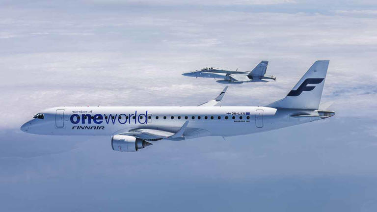 Des chasseurs F/A-18 escortent un vol Finnair transportant l’équipe ...