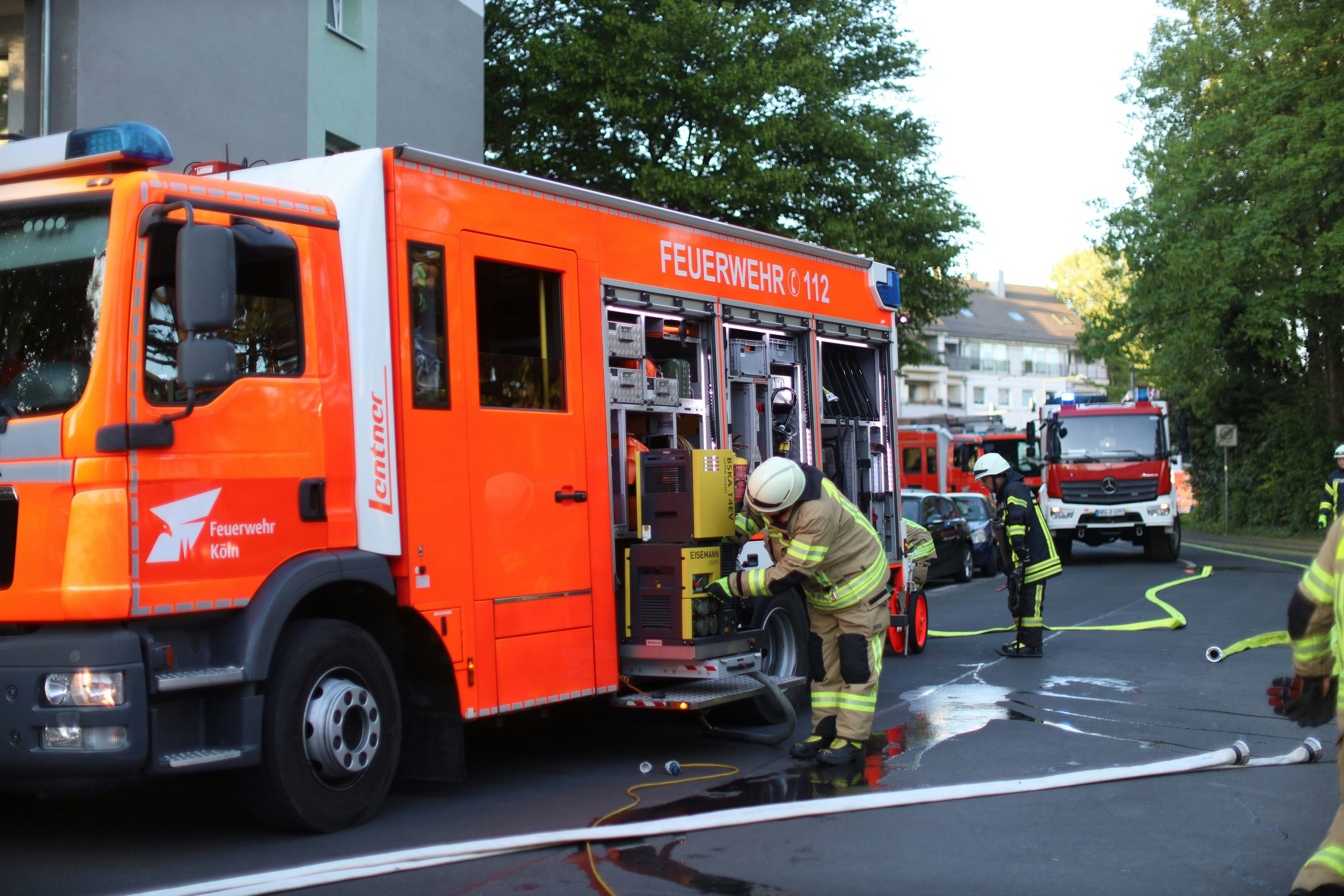 Alarm im Severinsviertel: Wohnung in Flammen – Platz zu eng für Drehleiter