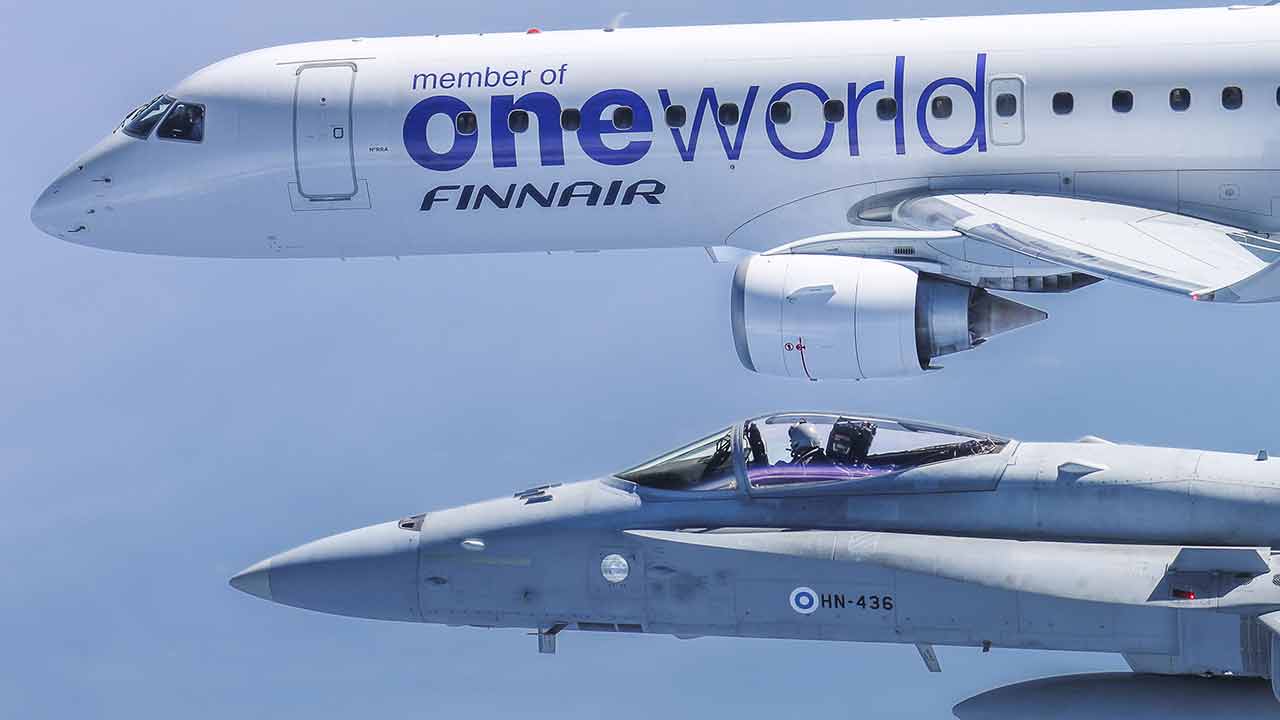 Des chasseurs F/A-18 escortent un vol Finnair transportant l’équipe ...