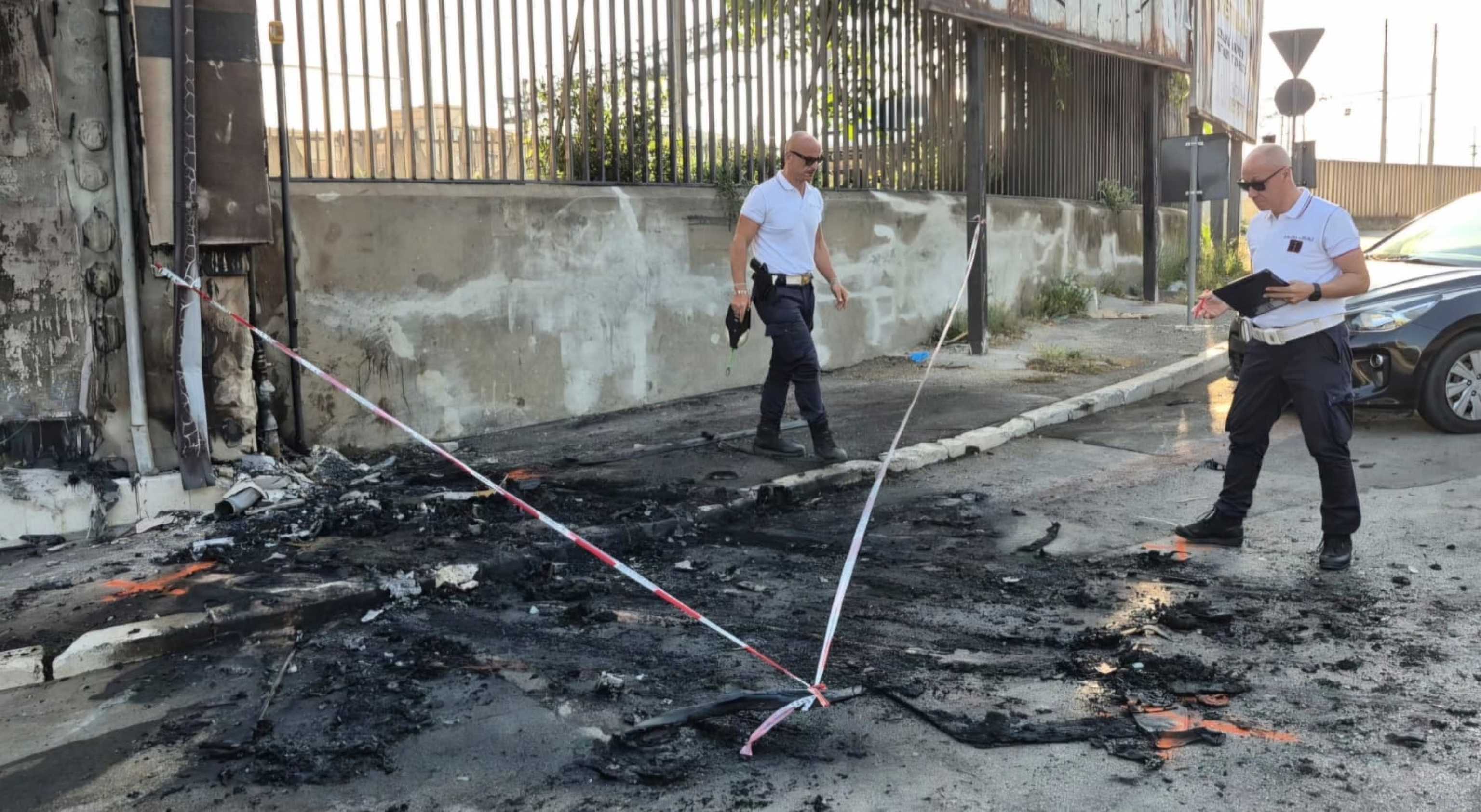Auto con quattro 20enni si schianta su palazzo a Foggia e prende fuoco ...