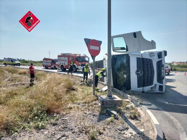 Sucesos.- El conductor de un camión bañera resulta herido tras volcar ...