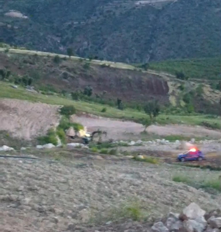 Siirt’te yürek burkan kaza: Babasının kullandığı kepçenin altında kalan ...