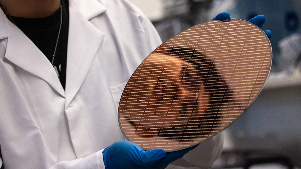 Illinois team achieves scalable 3D silicon transistor breakthrough