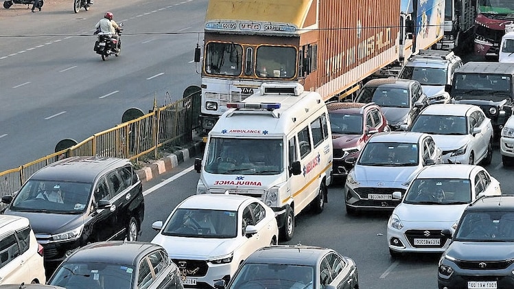 'Drive an ambulance before getting a licence': Uber driver's road ...