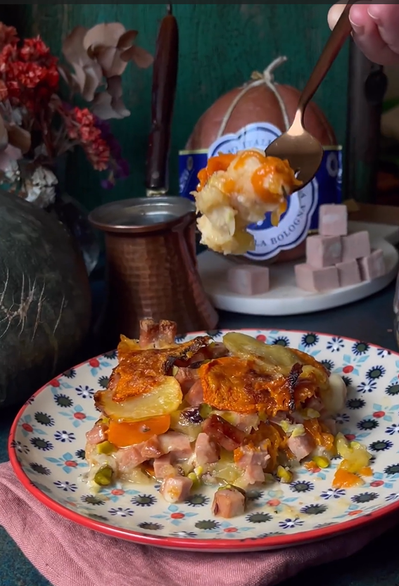 Parmigiana di zucca, patate e mortadella: ricetta al forno ricca e cremosa