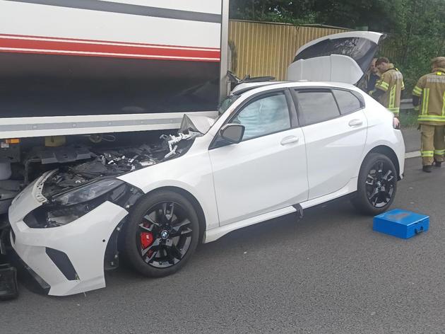 „Beifahrer hätte den Unfall nicht überlebt“: Autobahn-Crash endet ...
