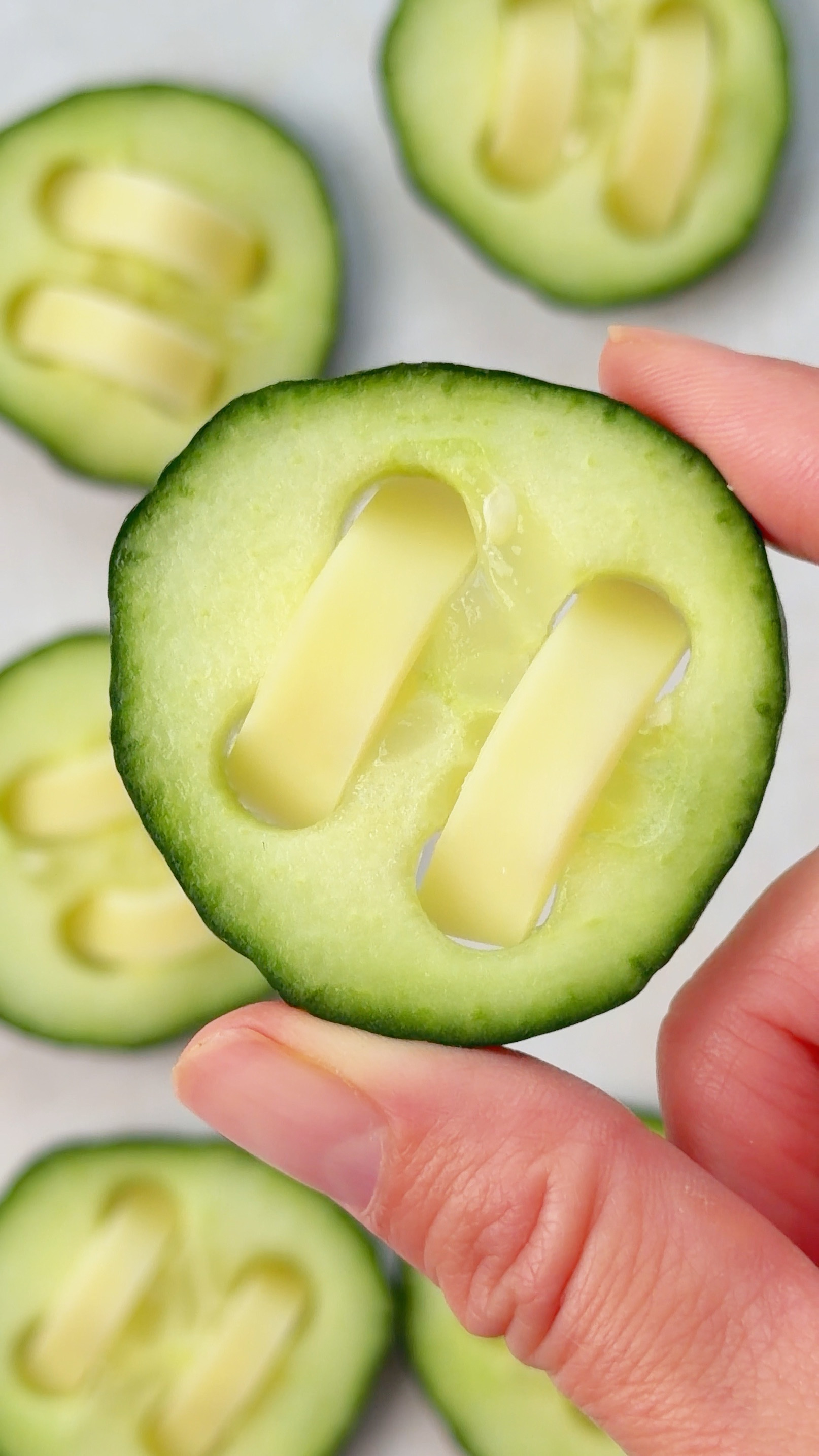 Aperitivo de pepino con queso cosido, idea de comida sana para fiestas