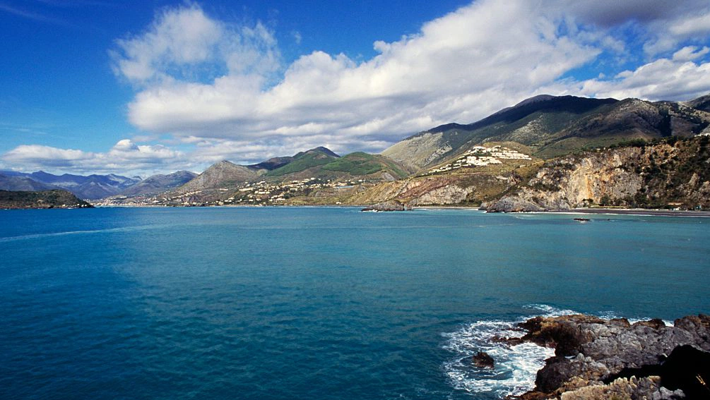Deep 6.1 quake shakes southern Italy without damage