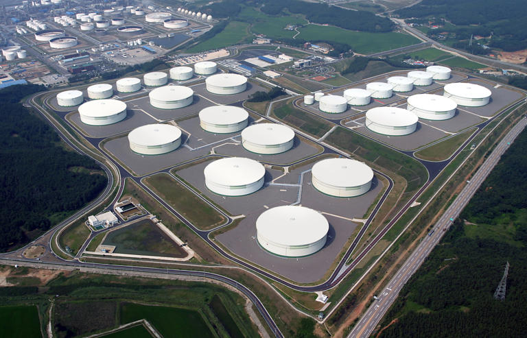 Gov't extends public-private crude oil swap system until end of June