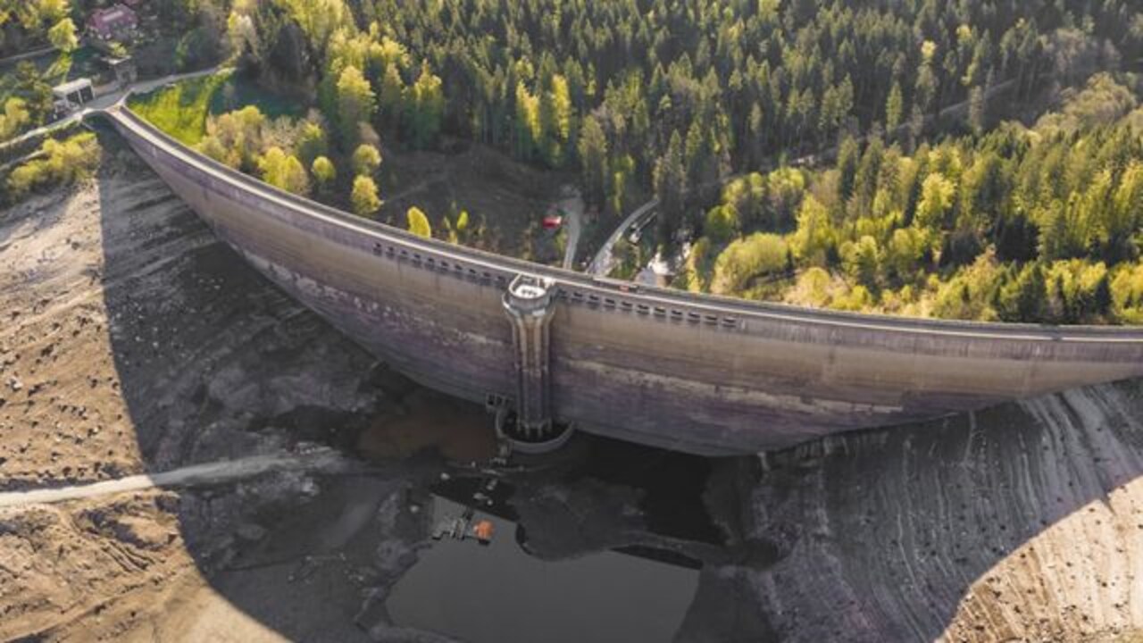 „Lassen Fluss langsam sterben”: Hunderte alte Staudämme in Europa ...