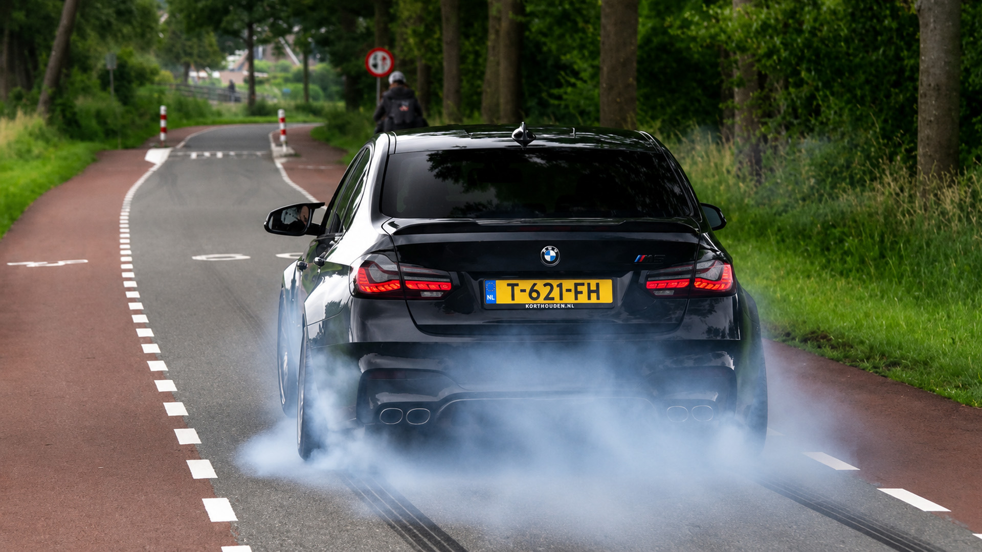 BMW M5 burnout vult de weg met rook