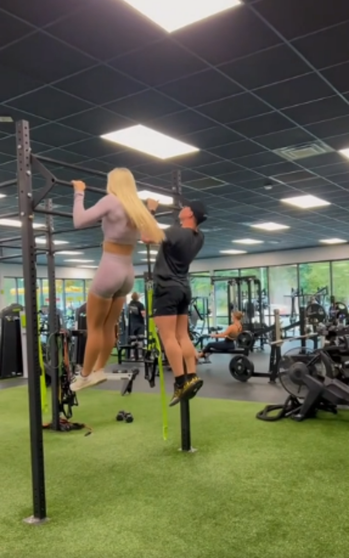 Pull-up challenge: Who can do the most reps?