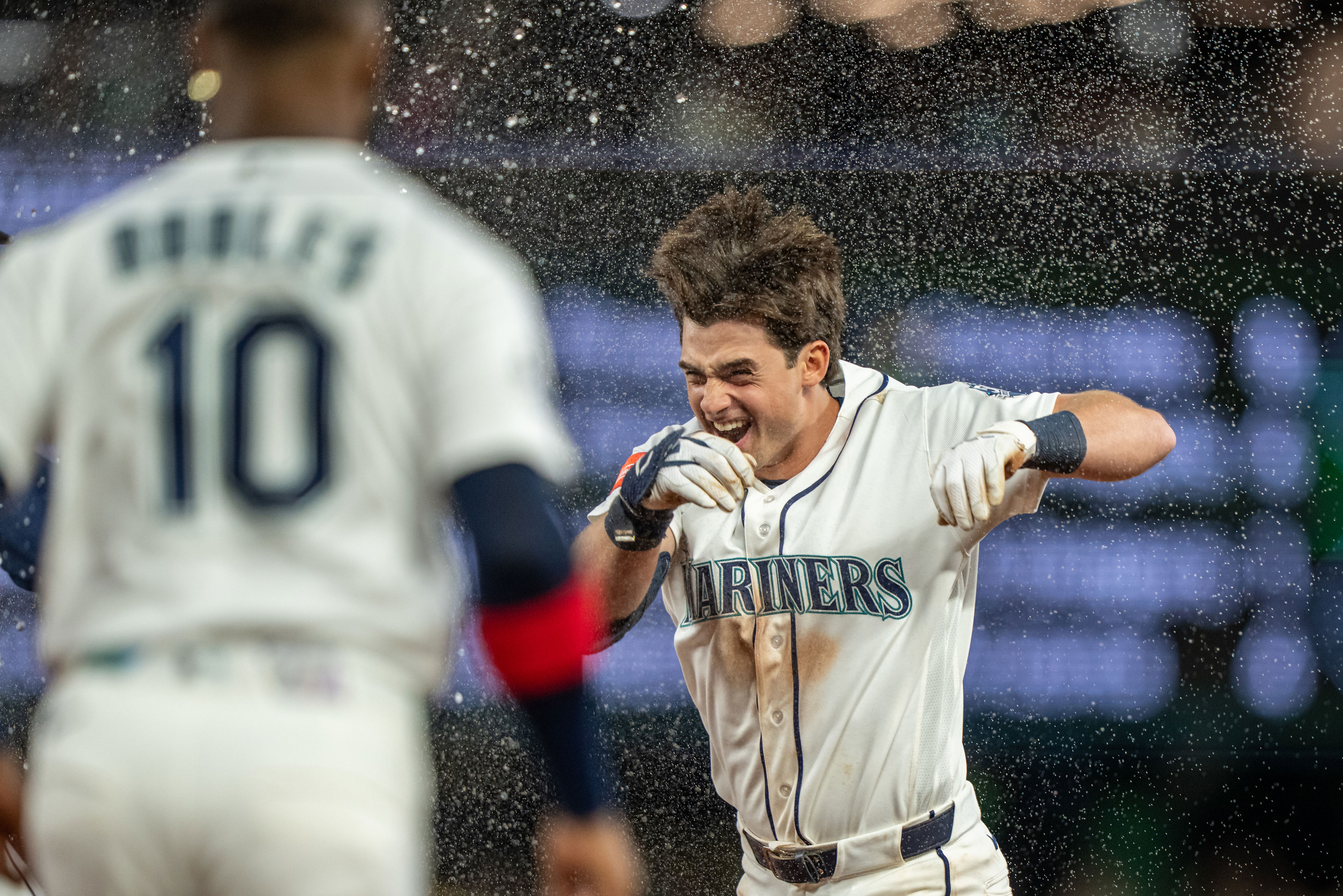 Cole Young’s single in 10th gives streaking Mariners another walk-off ...