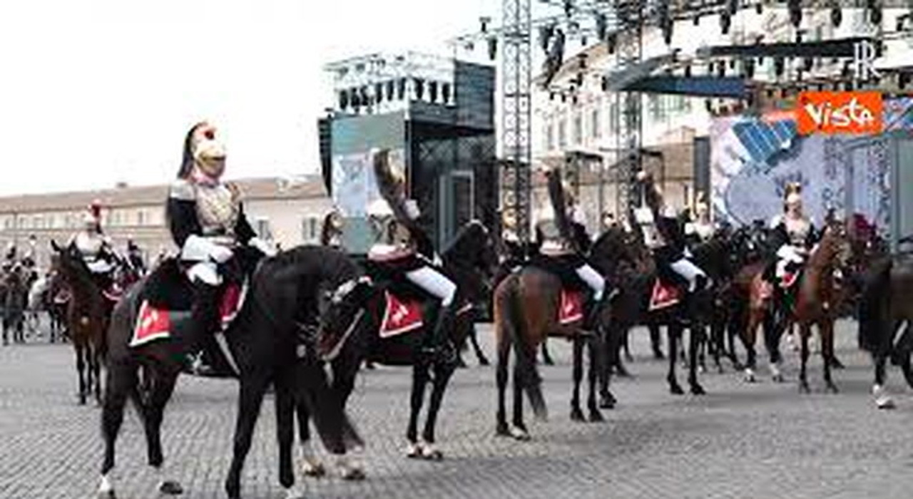 Carabinieri a cavallo formano la scritta 'R 80' al cambio della guardia ...