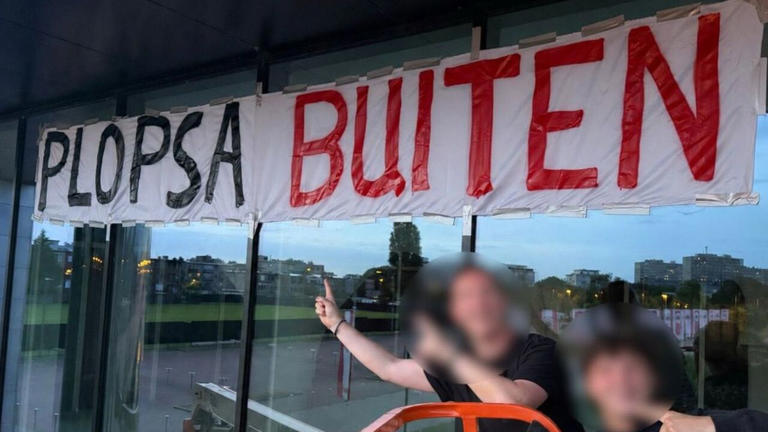 Plopsa buiten: supporters hangen spandoek op aan Bosuilstadion voor ...