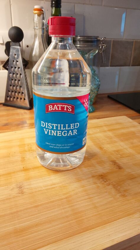 DIY Weed Killer Costs 38p & Takes Only 10 Seconds to Make.