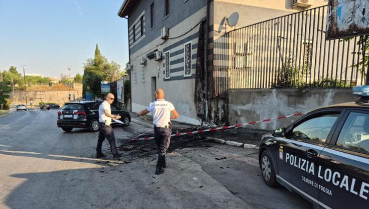 Foggia, auto si schianta contro una casa e prende fuoco: feriti 4 ...