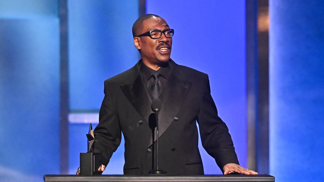 Belle Aykroyd delivers Dan Aykroyd's tribute to Eddie Murphy
