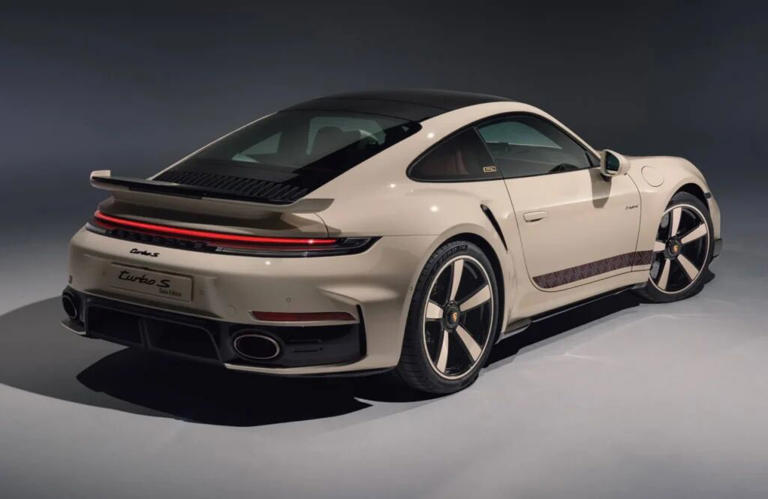 Wat een parel: Porsche viert 70 jaar in het Midden-Oosten met zéér ...