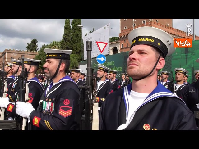 Festa della Repubblica, Mattarella depone una corona d'alloro sulla ...
