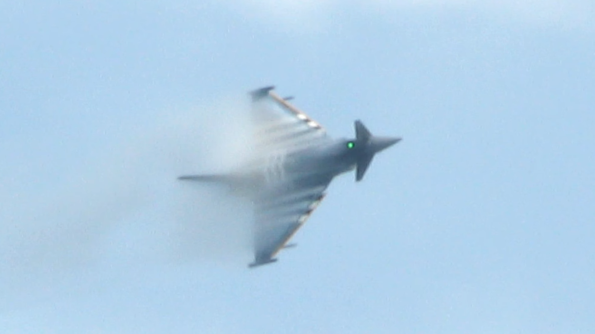 Watch a RAF Typhoon climb almost vertical - then the vapor explodes ...